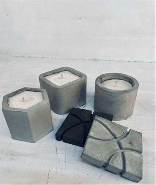 Большая свеча в бетонном подсвечнике и костеры