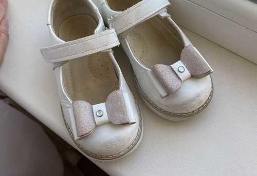 Туфли для девочки белые