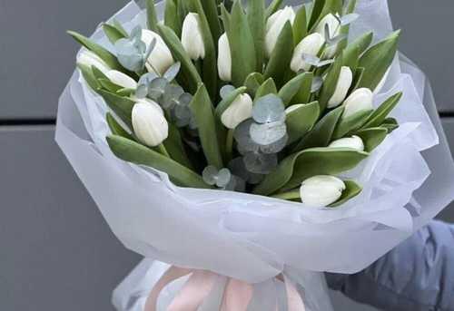 Букет из 19 белых тюльпанов с эвкалиптом