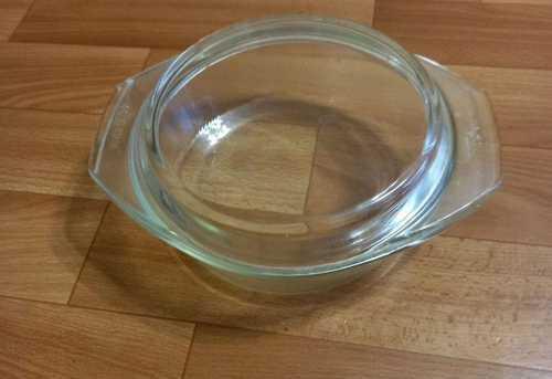 Стеклянная тарелка с крышкой