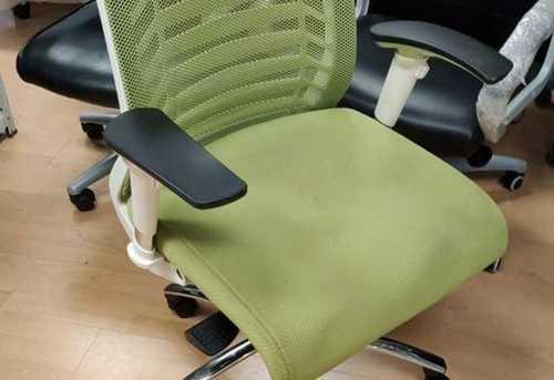 Кресло крепкое Зеленое, на мультиблоке