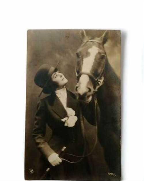 Антикварная открытка 1928 года Дама с конем