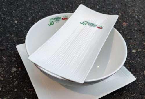 Тарелки белые новые в кафе ресторан