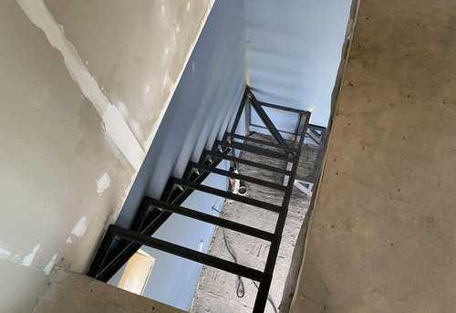 Лестница на металлическом каркасе на второй этаж