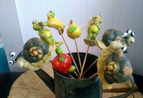 Декоративные вставки в горшки с растениями