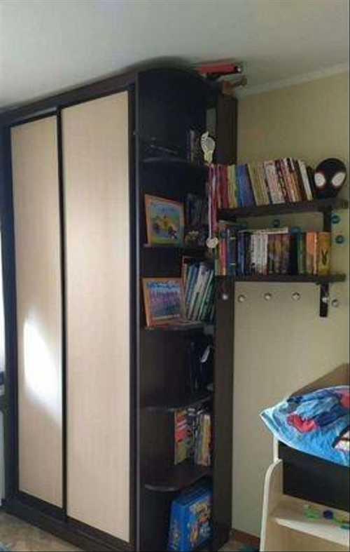 Книжный шкаф с полкой под телевизор