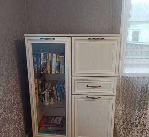 Шкафчик для книг или посуды