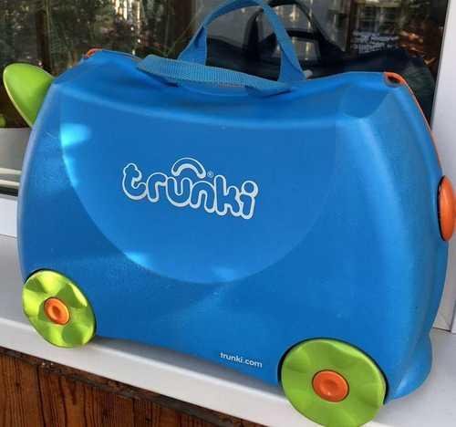 Детский чемодан на колесиках trunki