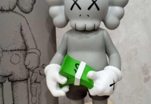 Игрушка Kaws с пачкой денег, серый