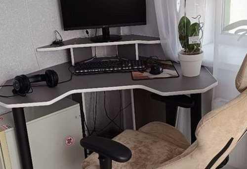 Компьютерный стол, кресло, компьютер