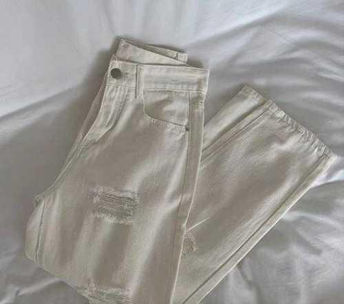 Белые джинсы с порезами, новые