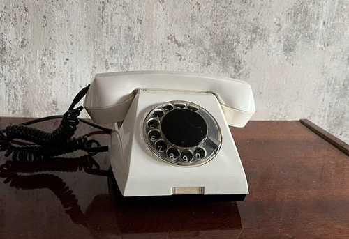 Стационарный советский телефон с циферблатом