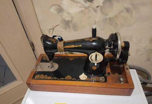 Продаеться старая времён СССР швейная машинка бу