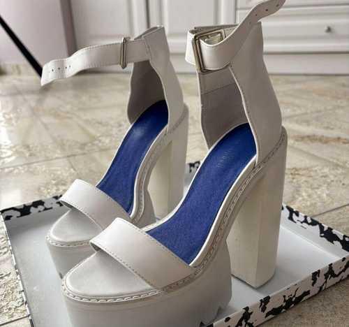 Босоножки Jeffrey Campbell
