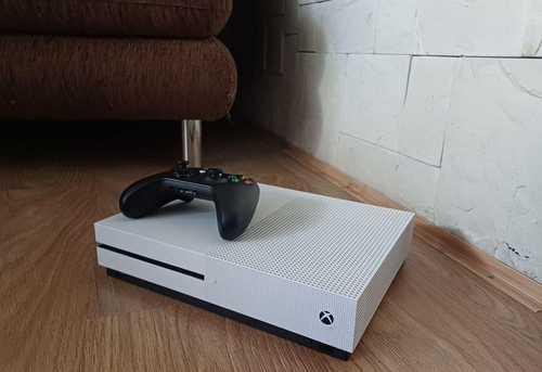 Xbox One s с геймпадом, и с множеством игр