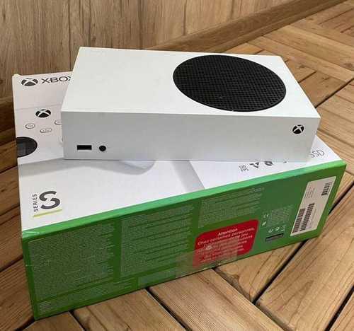 Xbox series s (без геймпада)