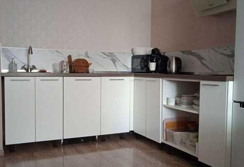 Кухонный гарнитур с плитой и раковиной