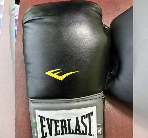 Боксерские перчатки Everlast 12 oz, шлем, бинты