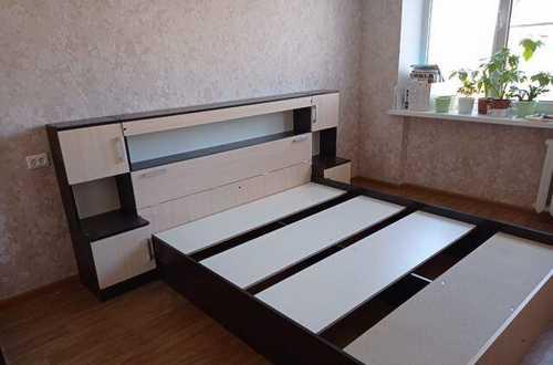 Кровать с прикроватными тумбами и полкой