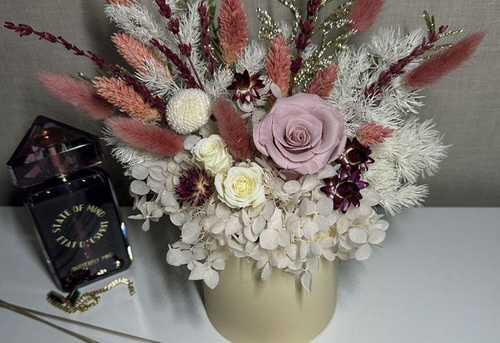 Новогодний букет из сухоцветов и цветов