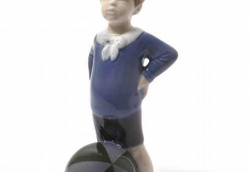 Фарфоровая фигура Мальчик с мячом Royal Copenhagen