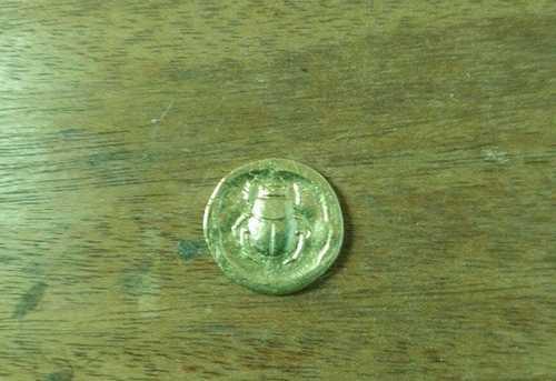 Коллекционная монета магнета "Скарабей"