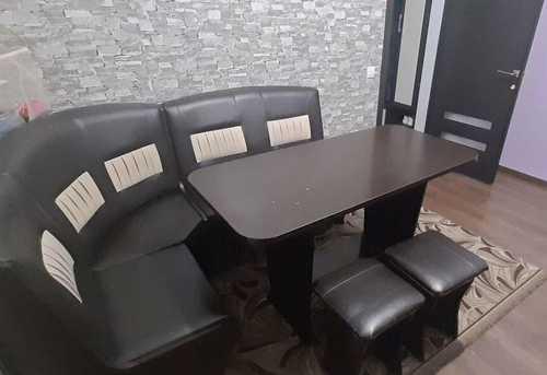 Кухонный уголок со столом и 2-мя стульями