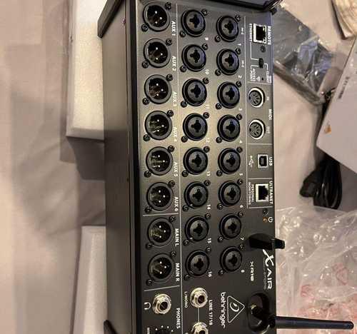 Микшерный пульт Behringer XR 18