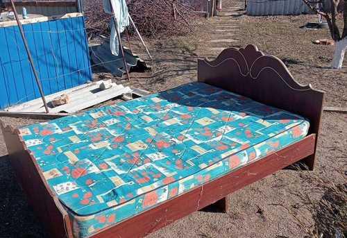 Кровать двухспальная с матрасом деревянная