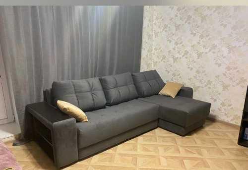 Угловой диван с широкими подлокотниками