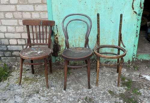 Старые деревянные стулья
