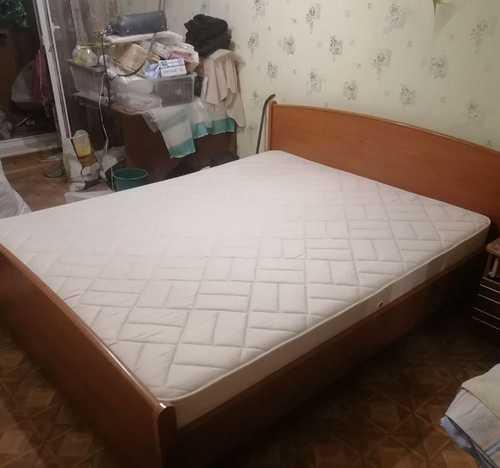 Продам кровать двухспальную с матрасом