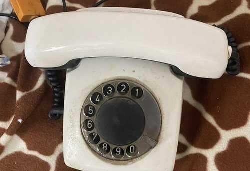 Старинный стационарный телефон