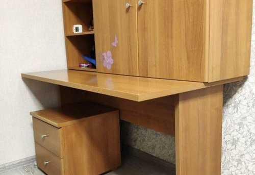 Письменный стол для школьника с шкафчиками