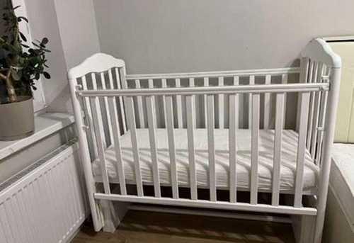 Детская кроватка с маятником белая