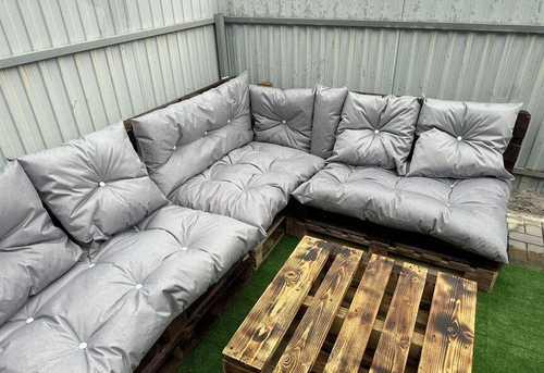 Угловой диван из поддонов вместе с подушками