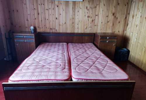 Двуспальная кровать с матрасом бу + 2-е тумбочки