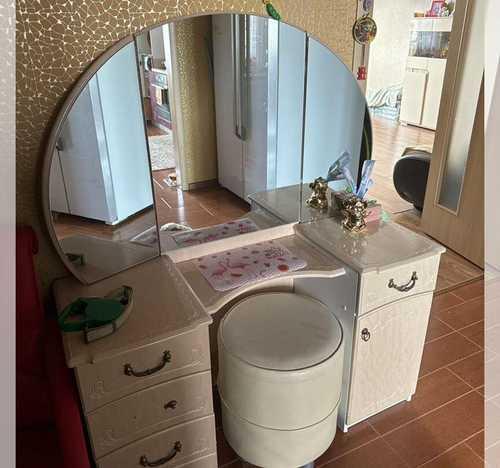Туалетный столик с зеркалом и ящиками