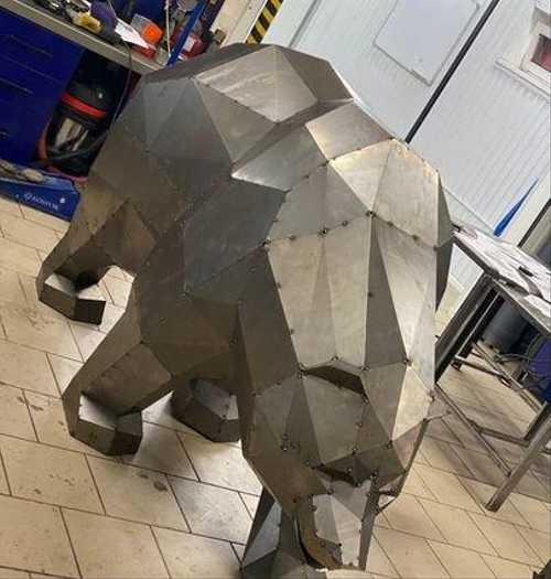 Полигональная скульптура из металла, медведь