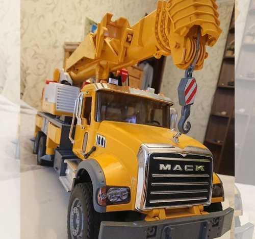 Автокран mack (производство bruder) 1:16