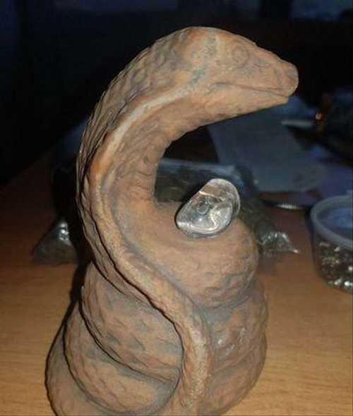 Обожженая глина статуэтка Змея с горным хрусталем