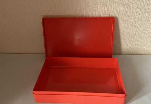 Красная пластиковая коробка СССР