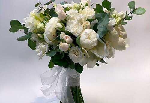 Букет невесты из пионов, лизиантуса, кустовых роз