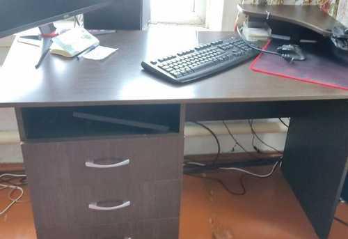 Стол офисный с выдвижной подставкой под клавиатуру