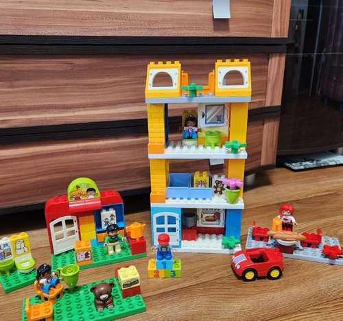 Два набора Lego duplo 10833 и 10835