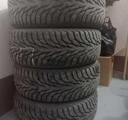 Yokohama IceGuard Stud IG65 215/60 R16