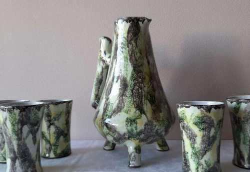 Глиняный кувшин со стаканами