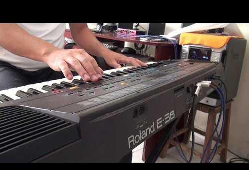 Синтезатор пианино Roland E 38 + стойка + педаль