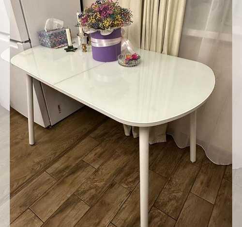 Кухонный стол бусо стеклянной поверхностью белый