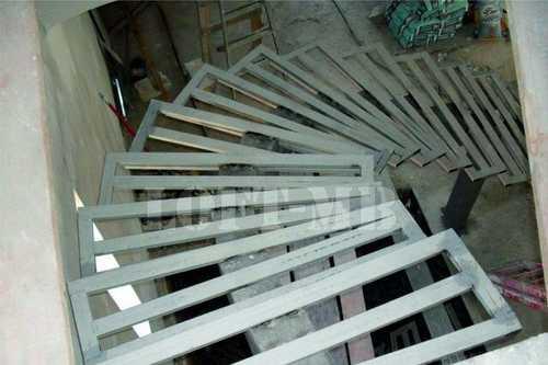 Металлическая Лестница на ломаном монокосоуре№322